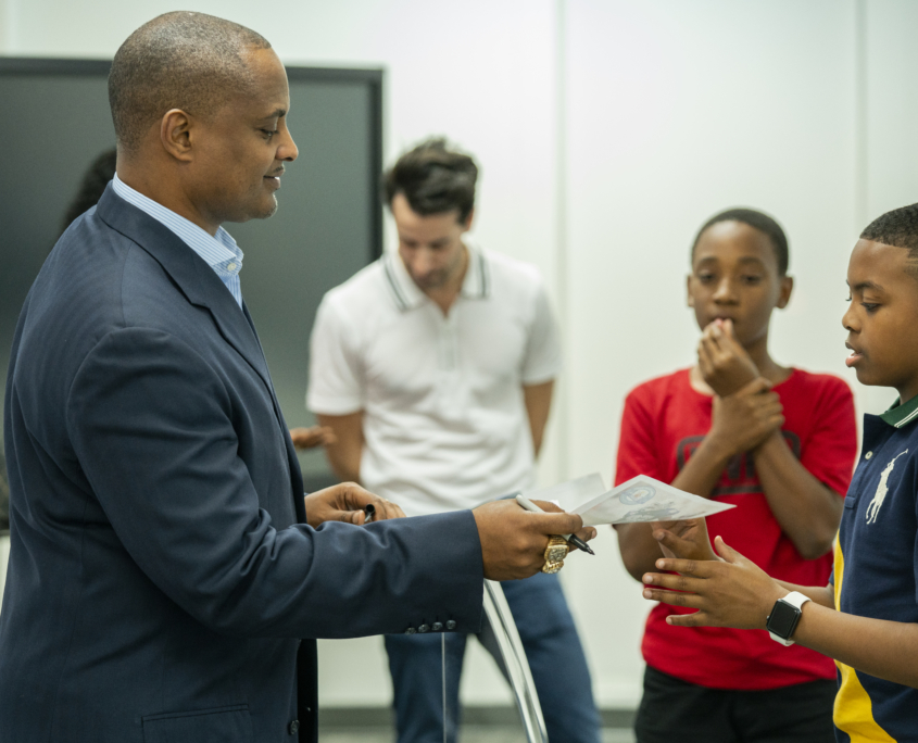 Former NFL Player Darrin Smith to Support Youth Literacy